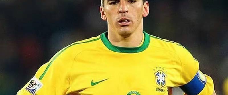 Lúcio surge pela primeira vez após acidente doméstico com queimaduras