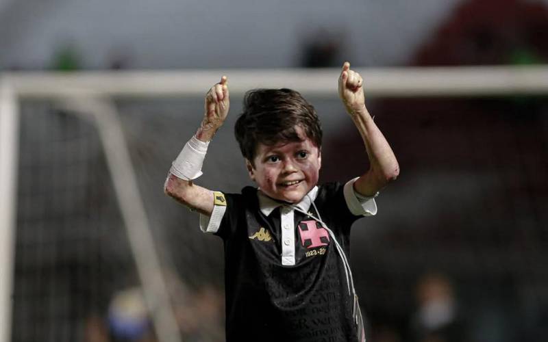 Menino Gui, torcedor símbolo do Vasco, recebe alta e volta para casa